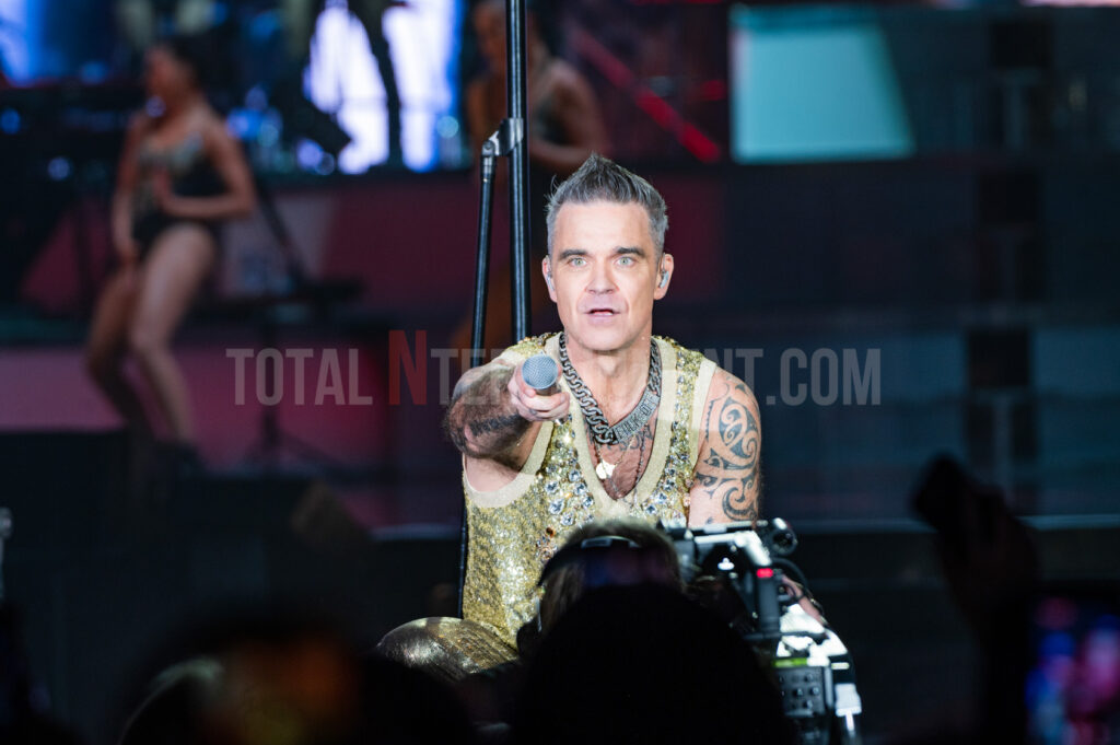 Robbie Williams Live in Manchester Gallery - TotalNtertainment