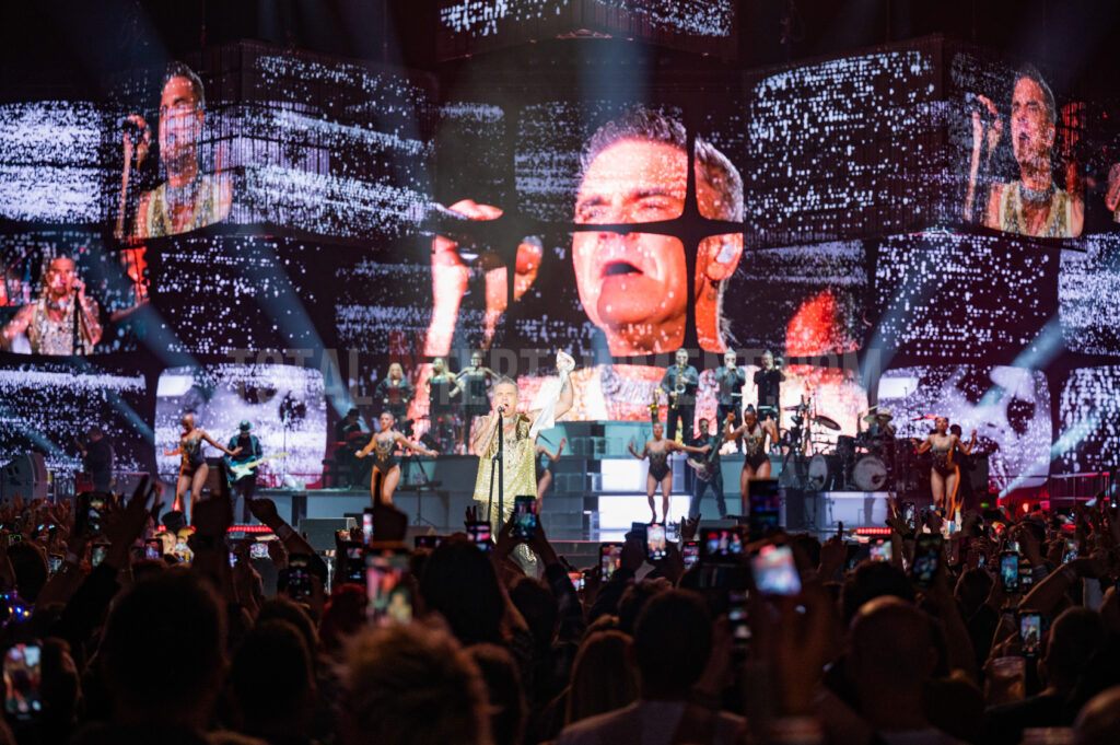 Robbie Williams Live in Manchester Gallery - TotalNtertainment