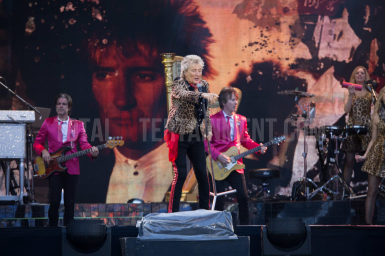 Rod Stewart puts on a legendary performance in Bolton - TotalNtertainment