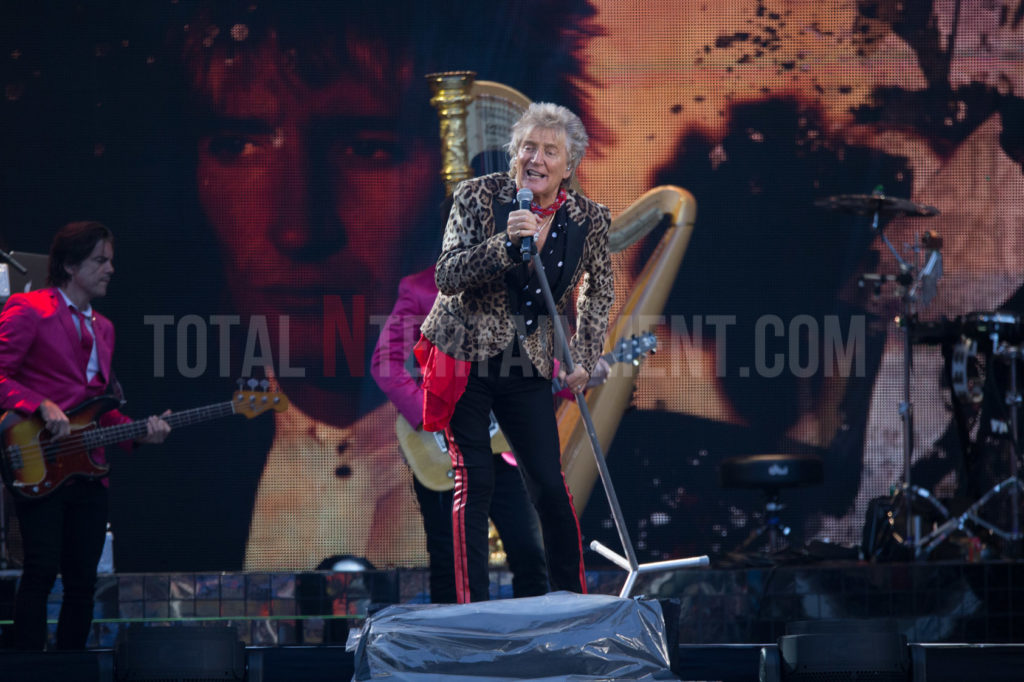 Rod Stewart puts on a legendary performance in Bolton - TotalNtertainment