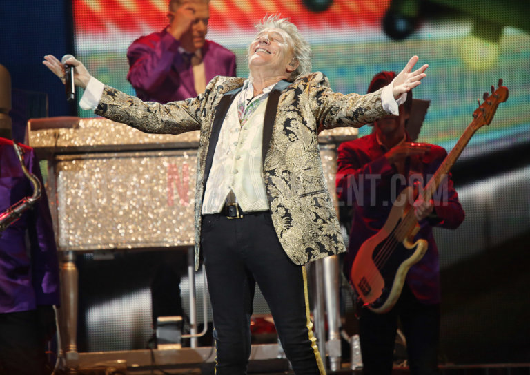 Rod Stewart puts on spectacular show in Manchester - TotalNtertainment