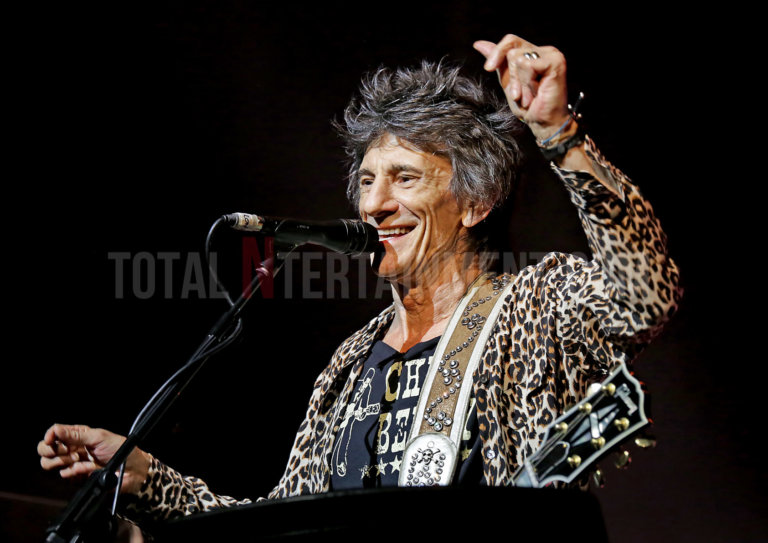 Ronnie Wood "Mad Lad' rocks Manchester - TotalNtertainment